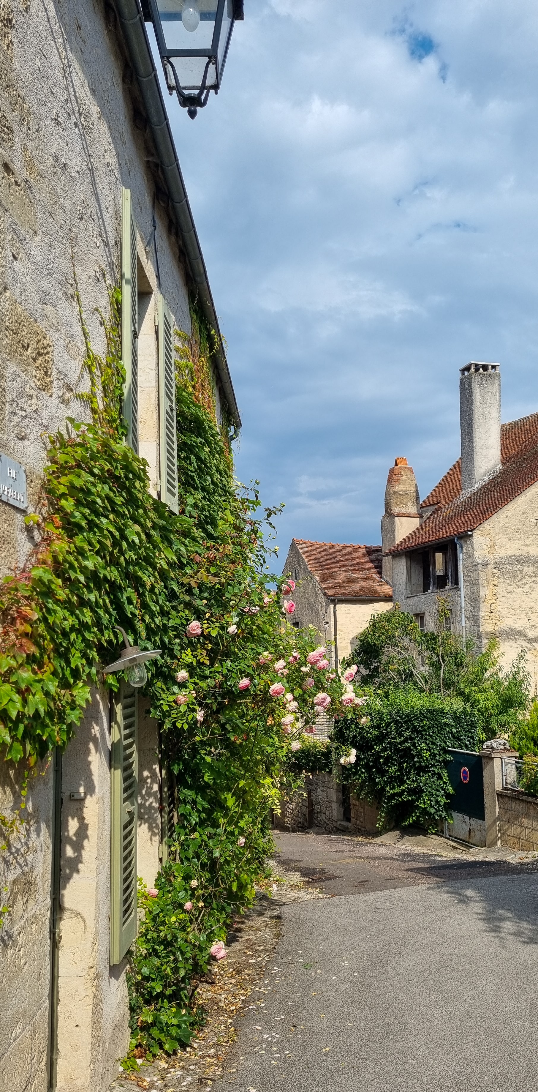 Visiter Flavigny-sur-Ozerain en Côte d'or - Le blog voyage Monsieur Jetlag
